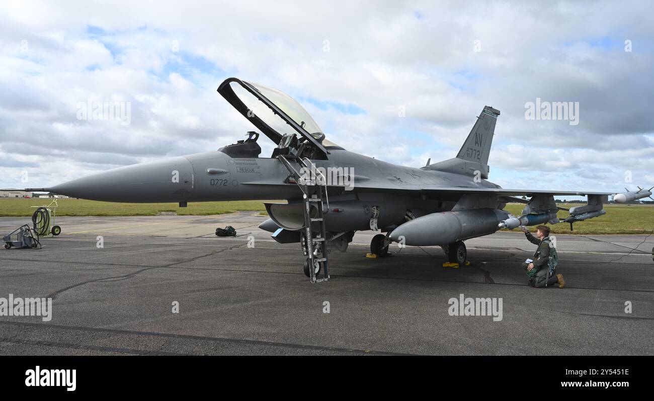 A U.S. Air Force F-16 Fighting Falcon pilot assigned to the 555th ...