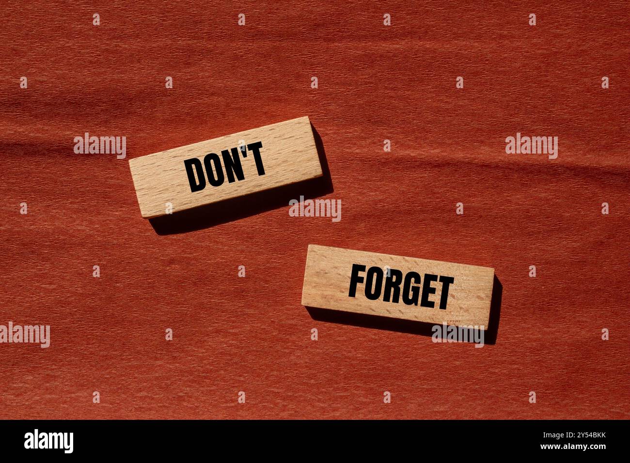 Don't forget message written on wooden blocks with brown background ...