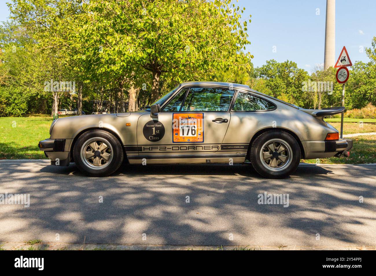 Porsche 911 side view hi-res stock photography and images - Alamy