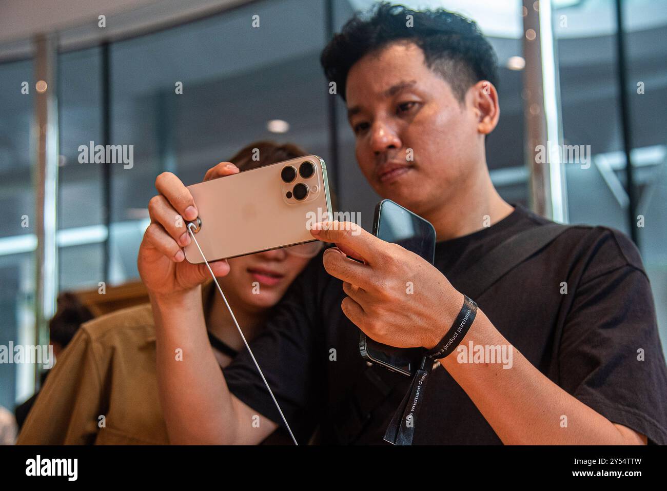 Bangkok, Thailand. 20th Sep, 2024. Customers inspect the new iPhone 16 at the Apple Store in ...