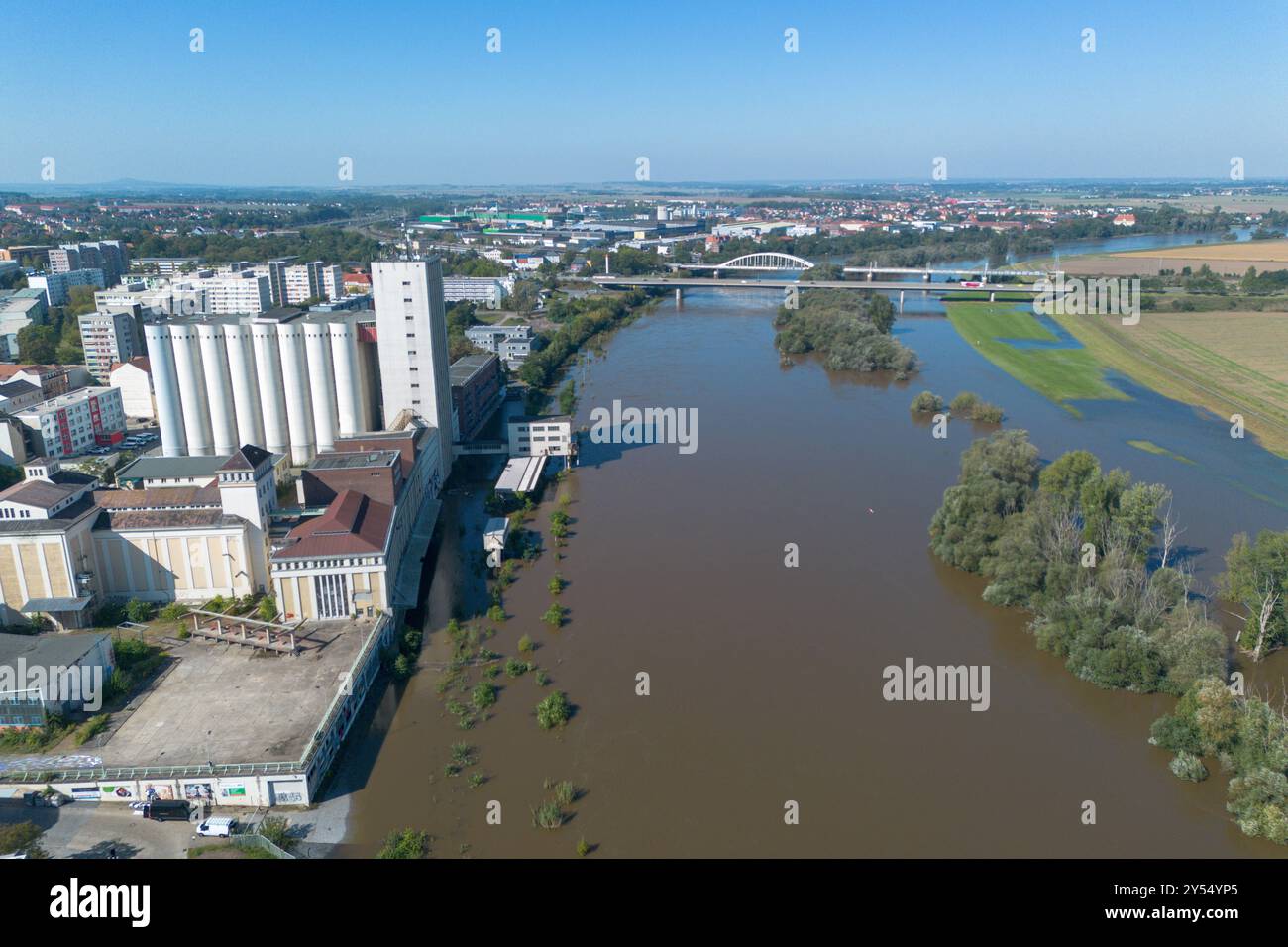Elbehochwasser in Riesa Das Hochwasser der Elbe kommt der Stadt Riesa ...