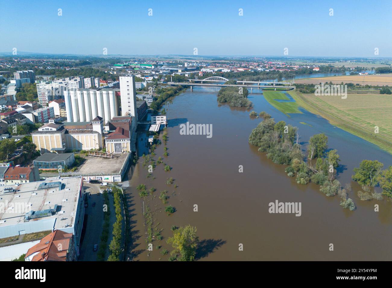 Elbehochwasser in Riesa Das Hochwasser der Elbe kommt der Stadt Riesa ...