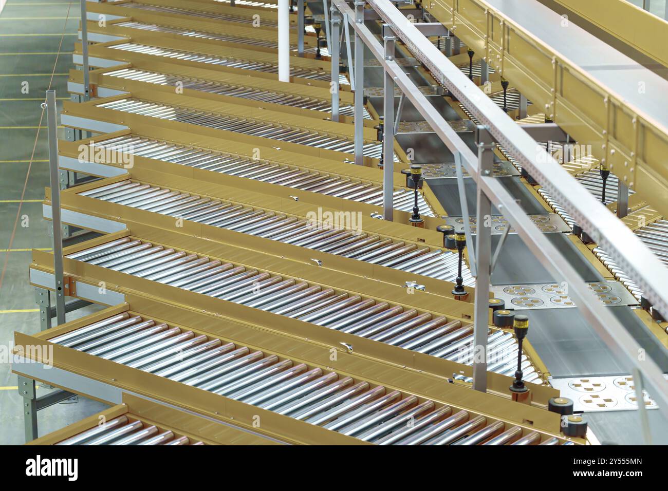 Modern conveyor delivery system in warehouse Stock Photo - Alamy