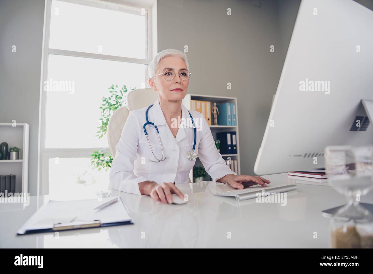 Photo of family doc successful professional mature lady doctor work ...