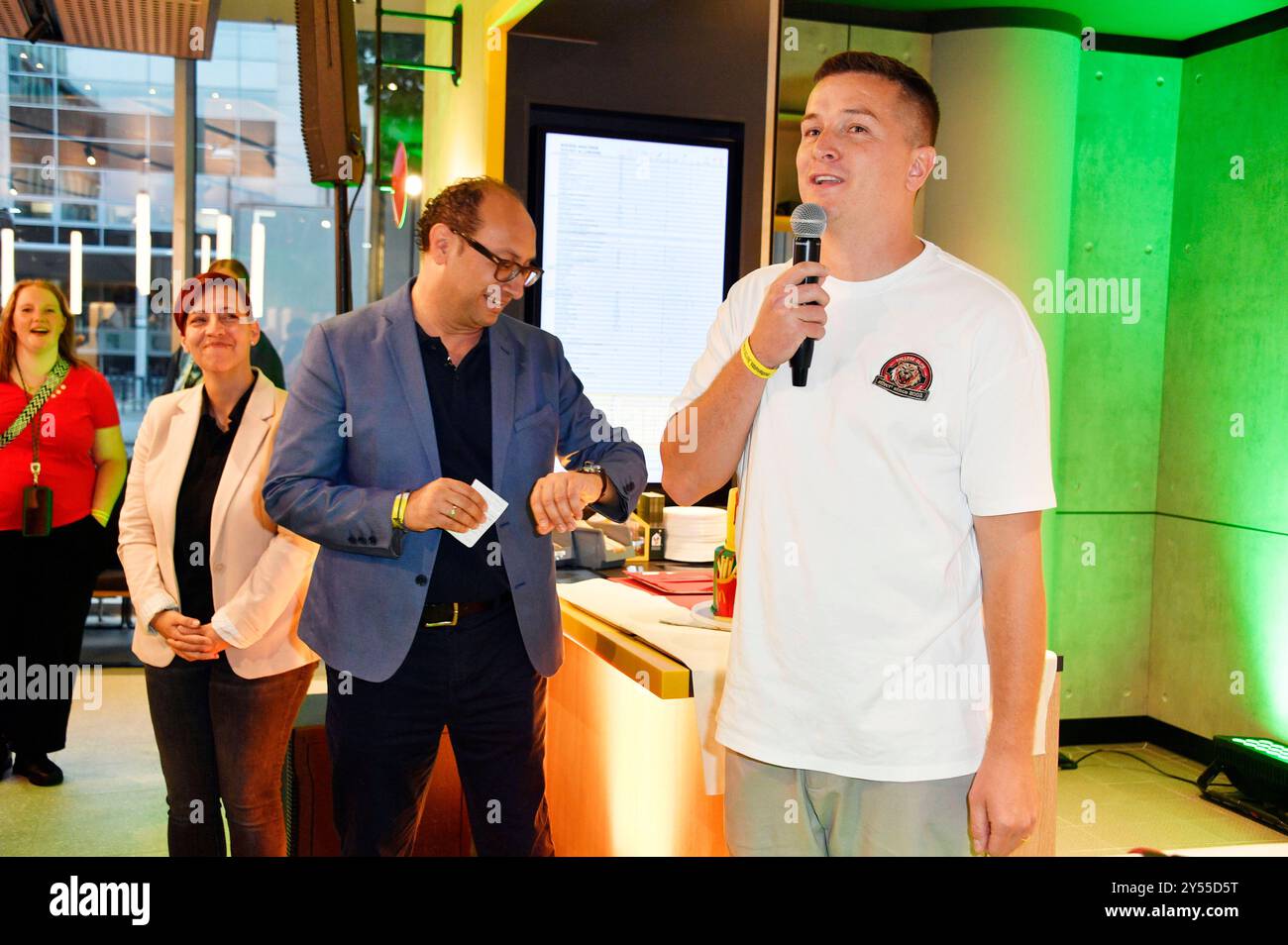 Melanie Paepke, Oliver Mix und Aaron Troschke beim Grand Opening des ...