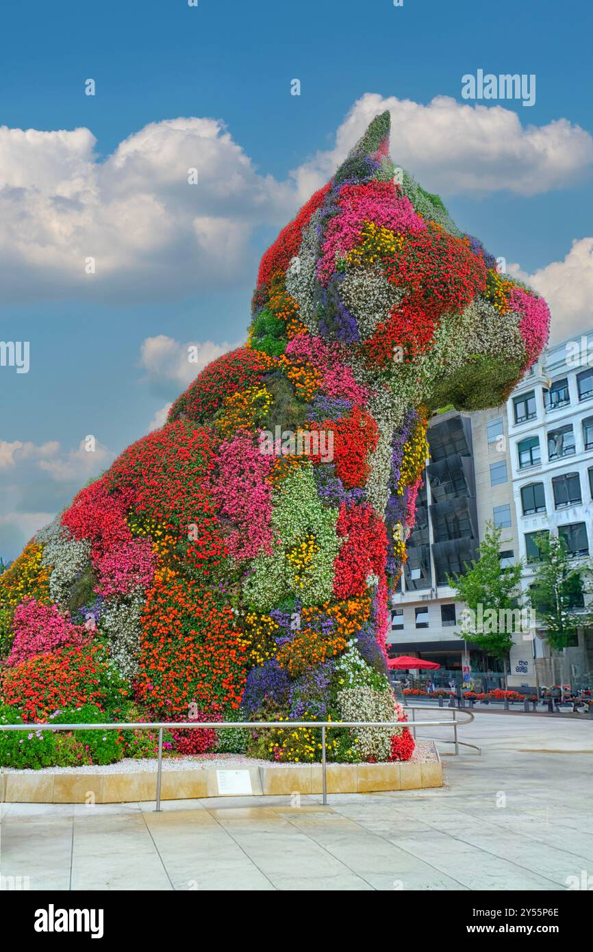 People near the work of art 'Puppy' with flowers in season by Jeff ...