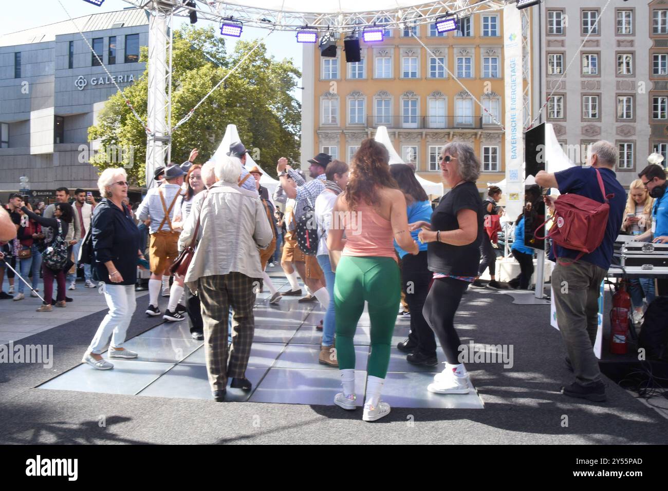 Tanz-Teilnehmer Muenchen 20.09.2024 Marienplatz Bayerische Energietage ...