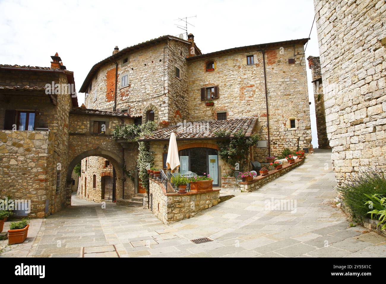 Vertine comes enclosed in its walls difensive.In originally wall ...