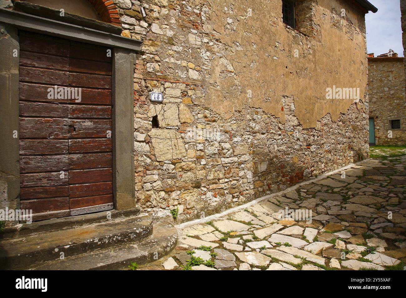 Vertine comes enclosed in its walls difensive.In originally wall ...