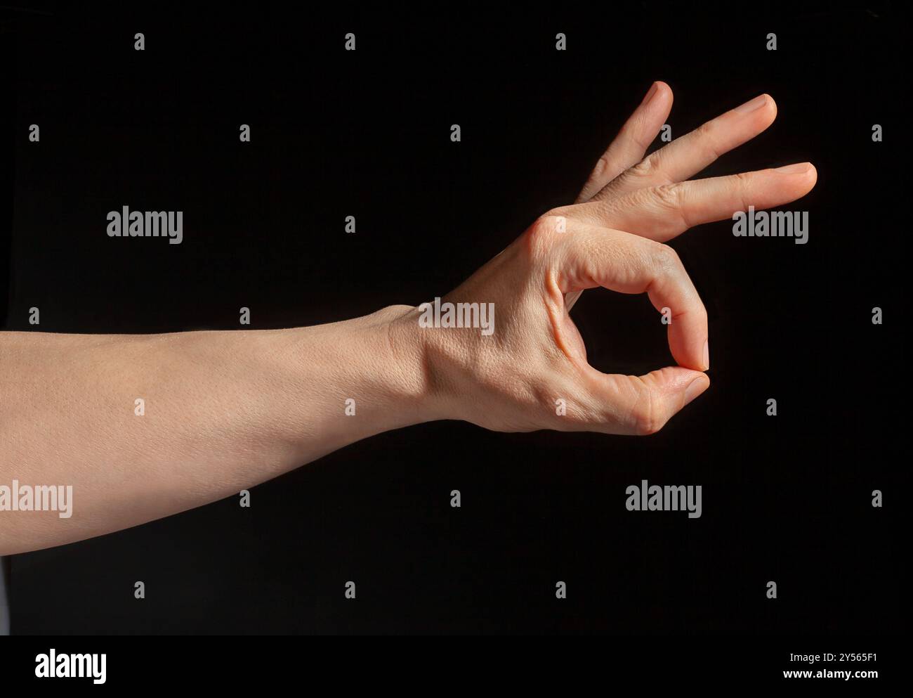 zero hand gesture on black background Stock Photo - Alamy