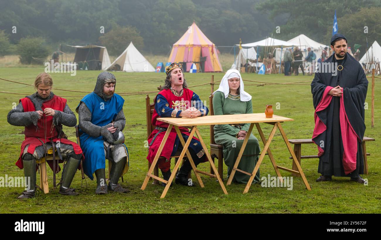 Re-enactors in Medieval costume play King Edward I & Bishop Anthony Bek ...