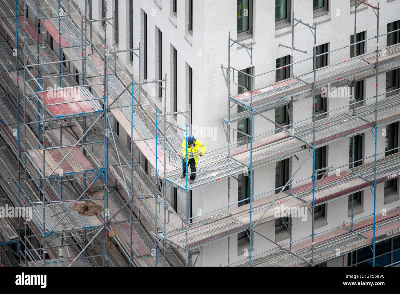 Construction worker remove scaffolding of a new building Stock Photo ...