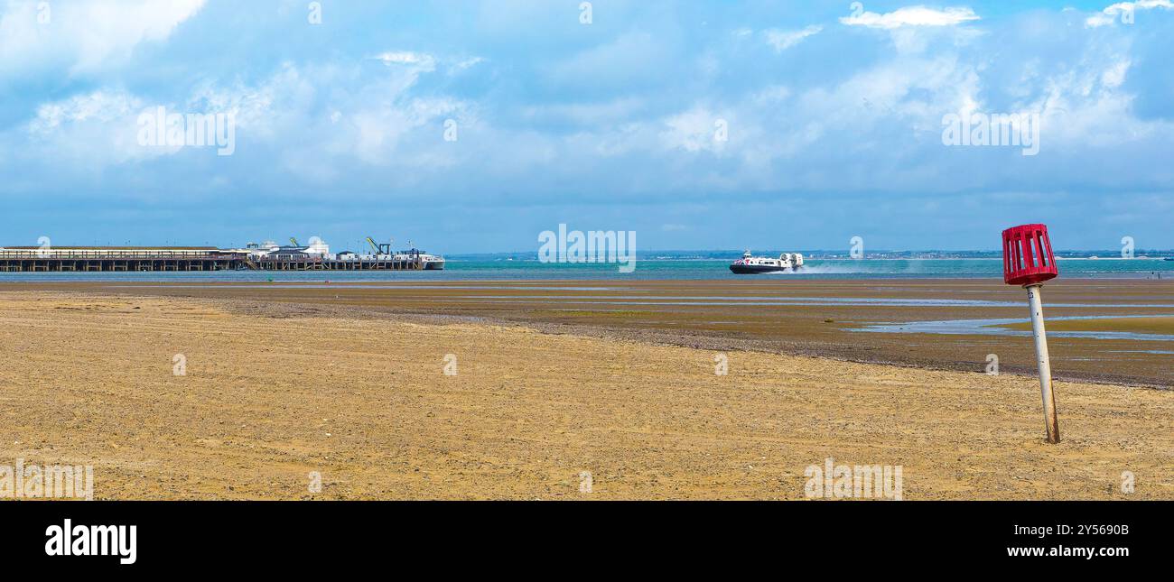 Hovercraft arriving at Ryde beach Isle of Wight . Ryde Pier in ...