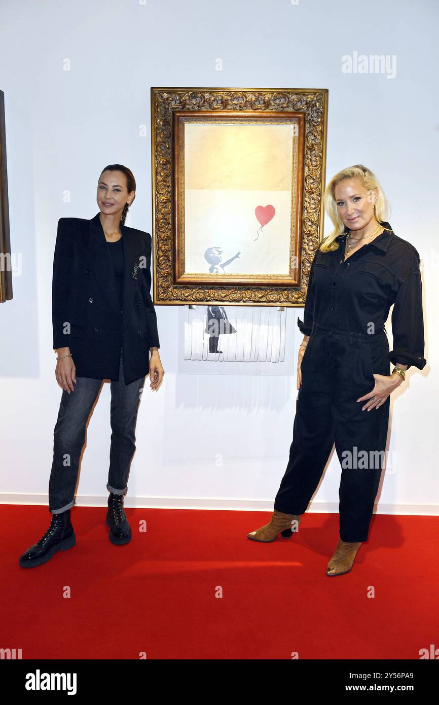 Janine Kunze und Sandy Meyer-Wölden ei der Opening der Ausstellung ...