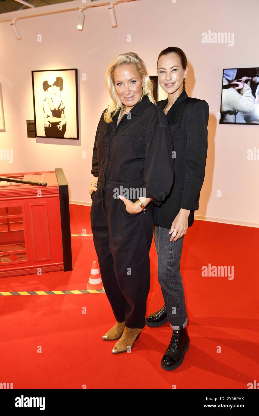 Janine Kunze und Sandy Meyer-Wölden bei der Opening der Ausstellung ...