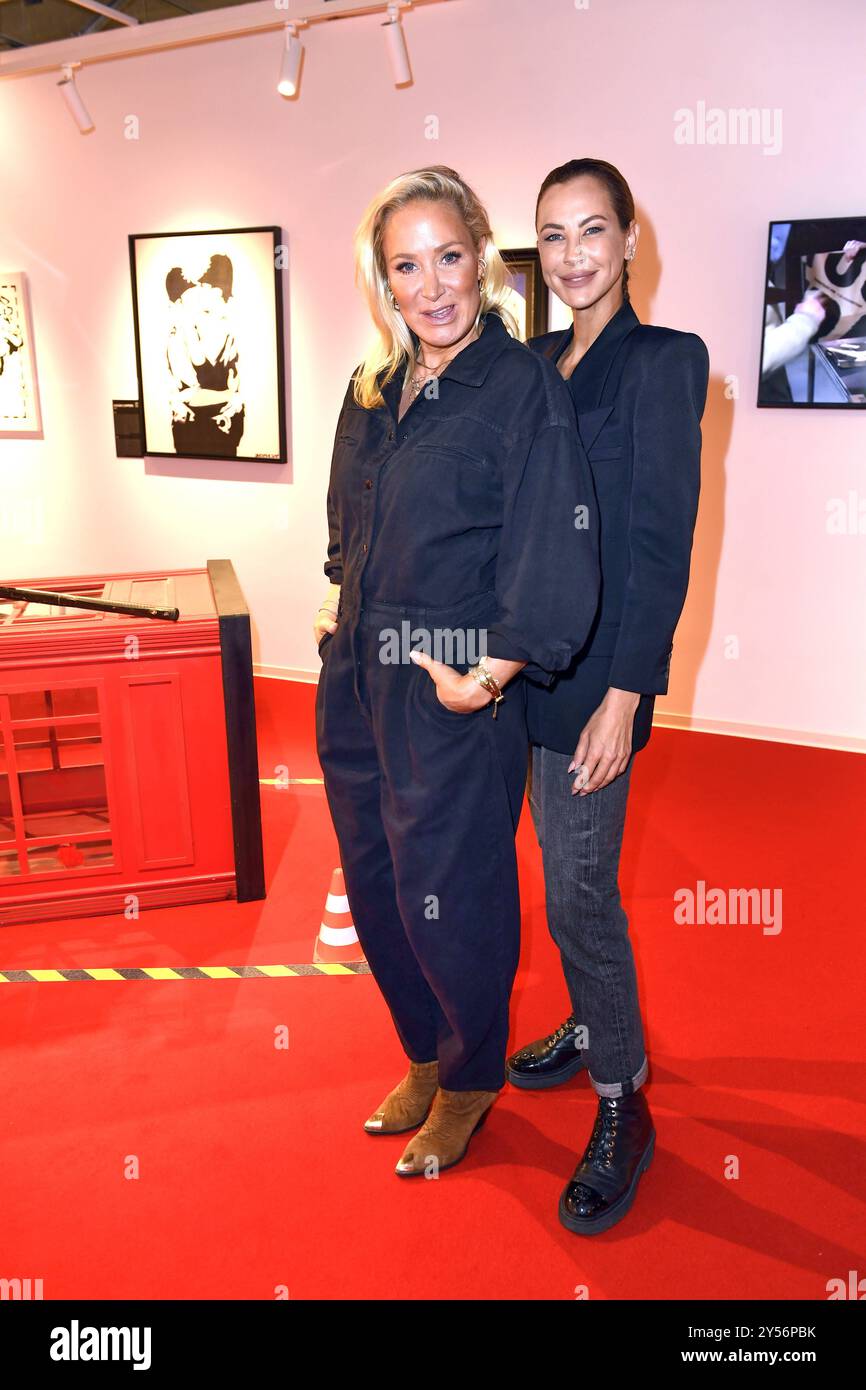 Janine Kunze und Sandy Meyer-Wölden bei der Opening der Ausstellung ...