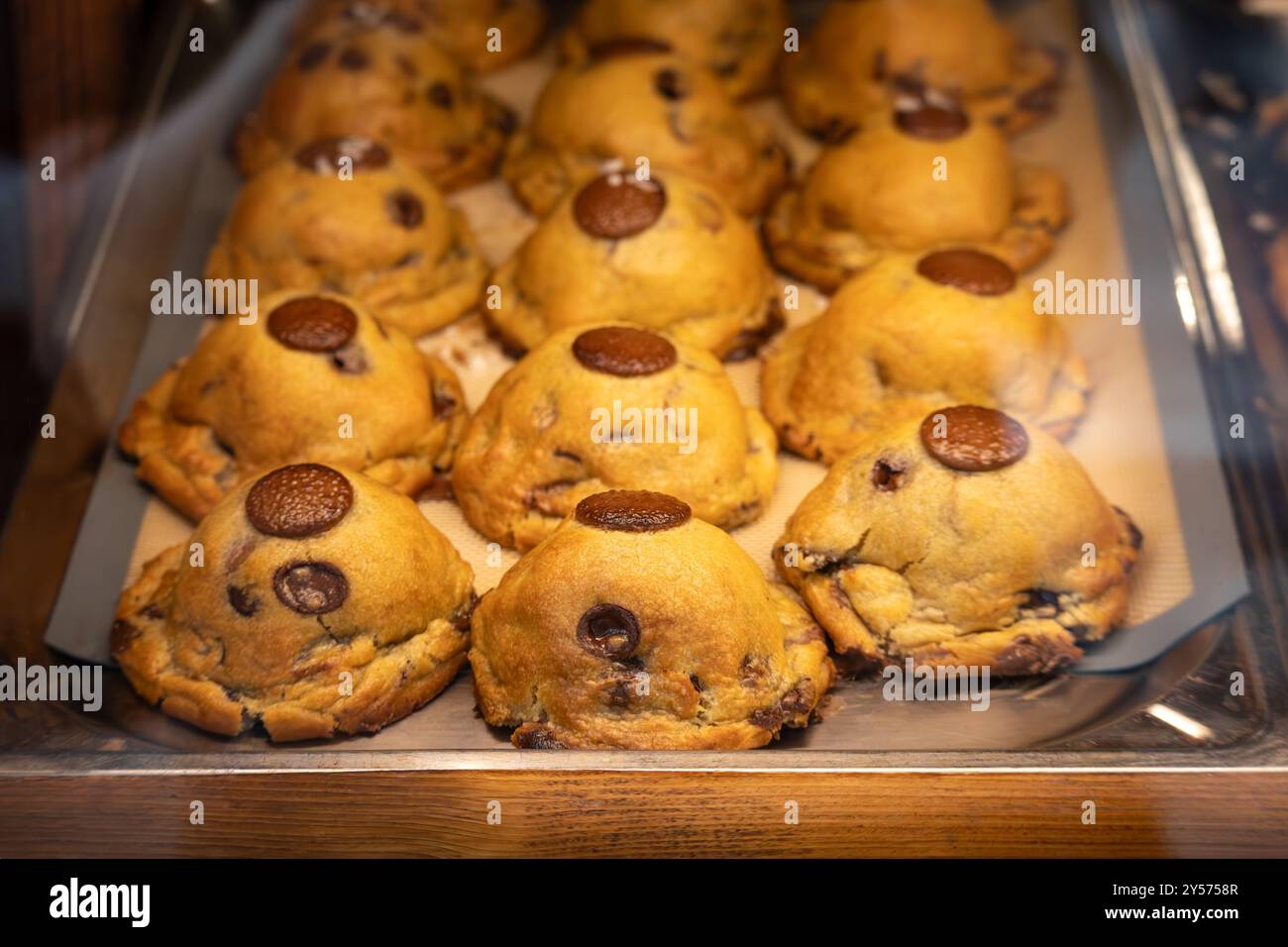Hungarian pastries in a bakery window in central Budapest Stock Photo ...
