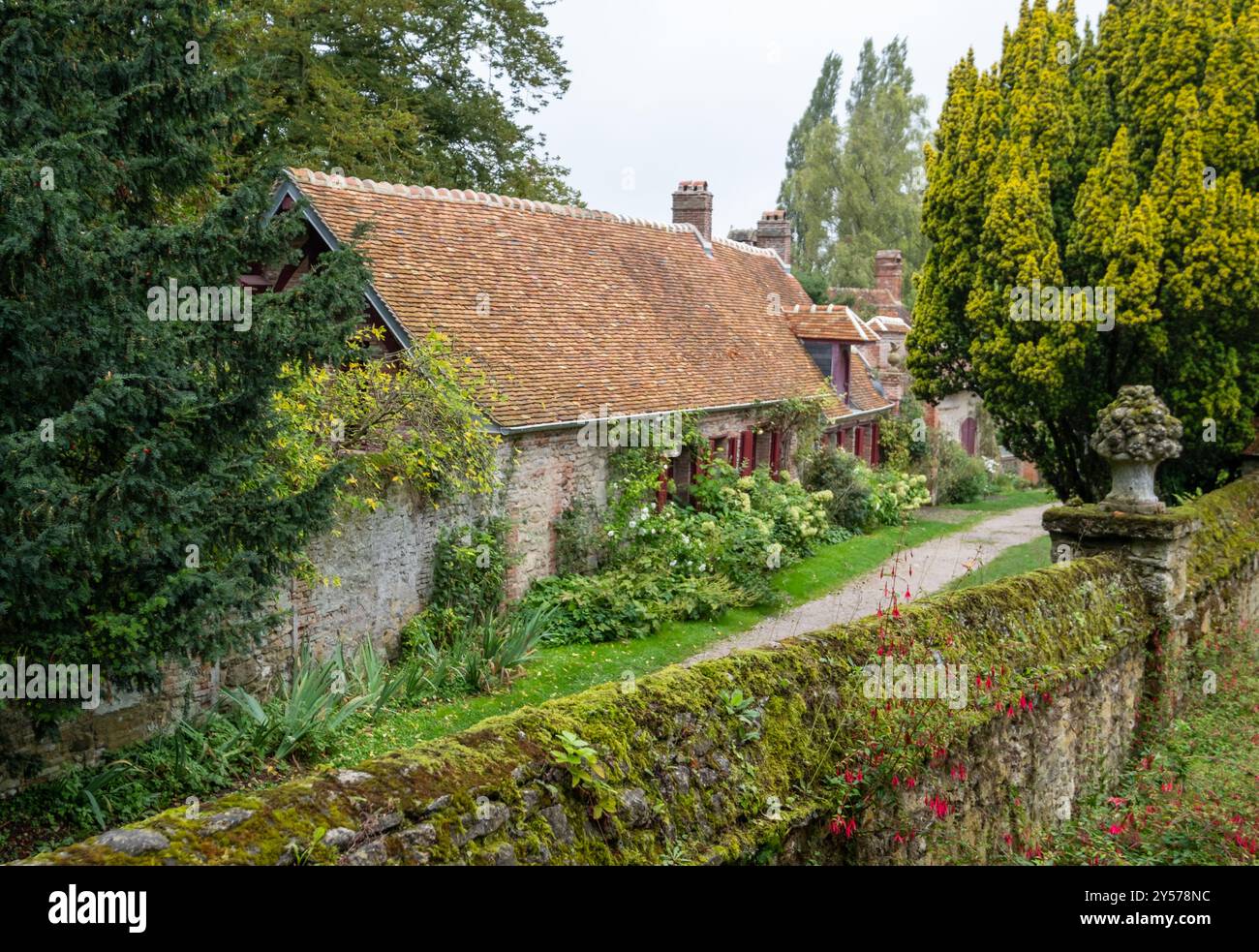 Gerberoy, France. Street scene in the quaint village of Gerberoy in ...