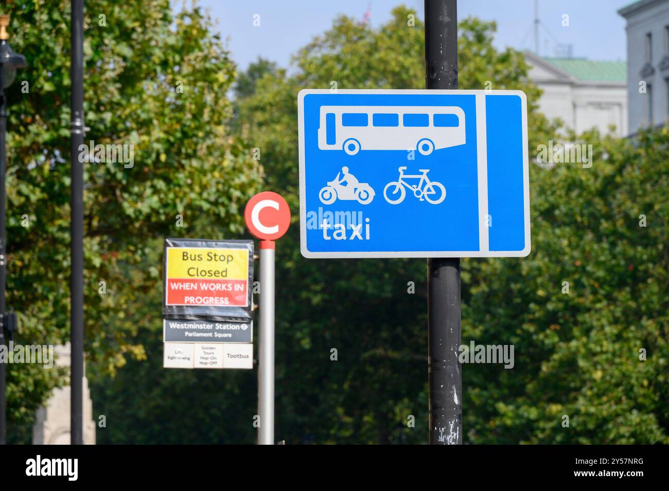 London, UK. Bus, Taxi and Cycle lane on Victoria Embankment - bus stop closed Stock Photo - Alamy