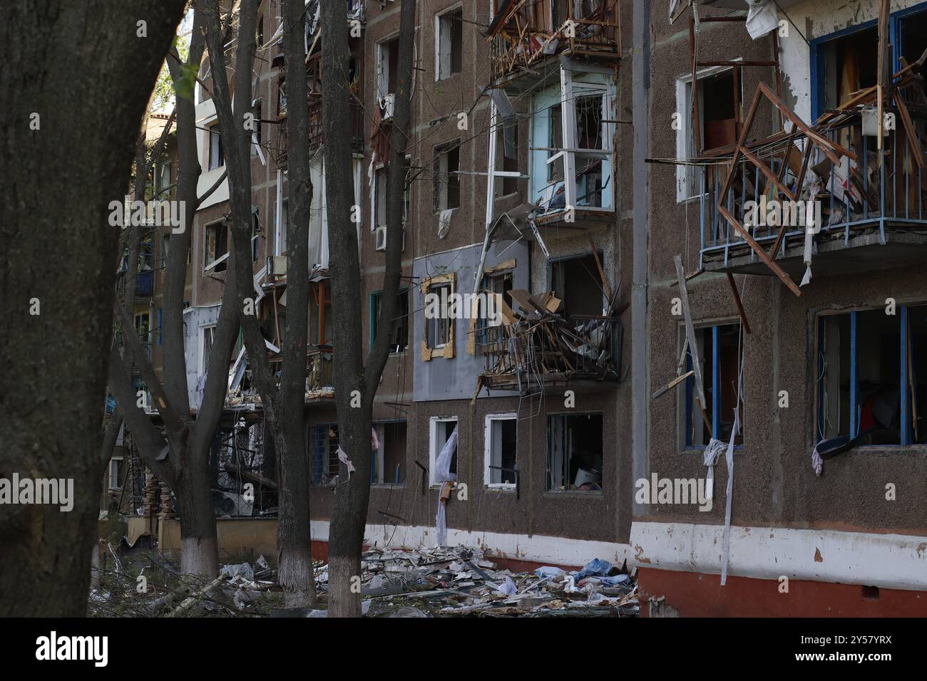Roof building destroyed rocket war hi-res stock photography and images ...