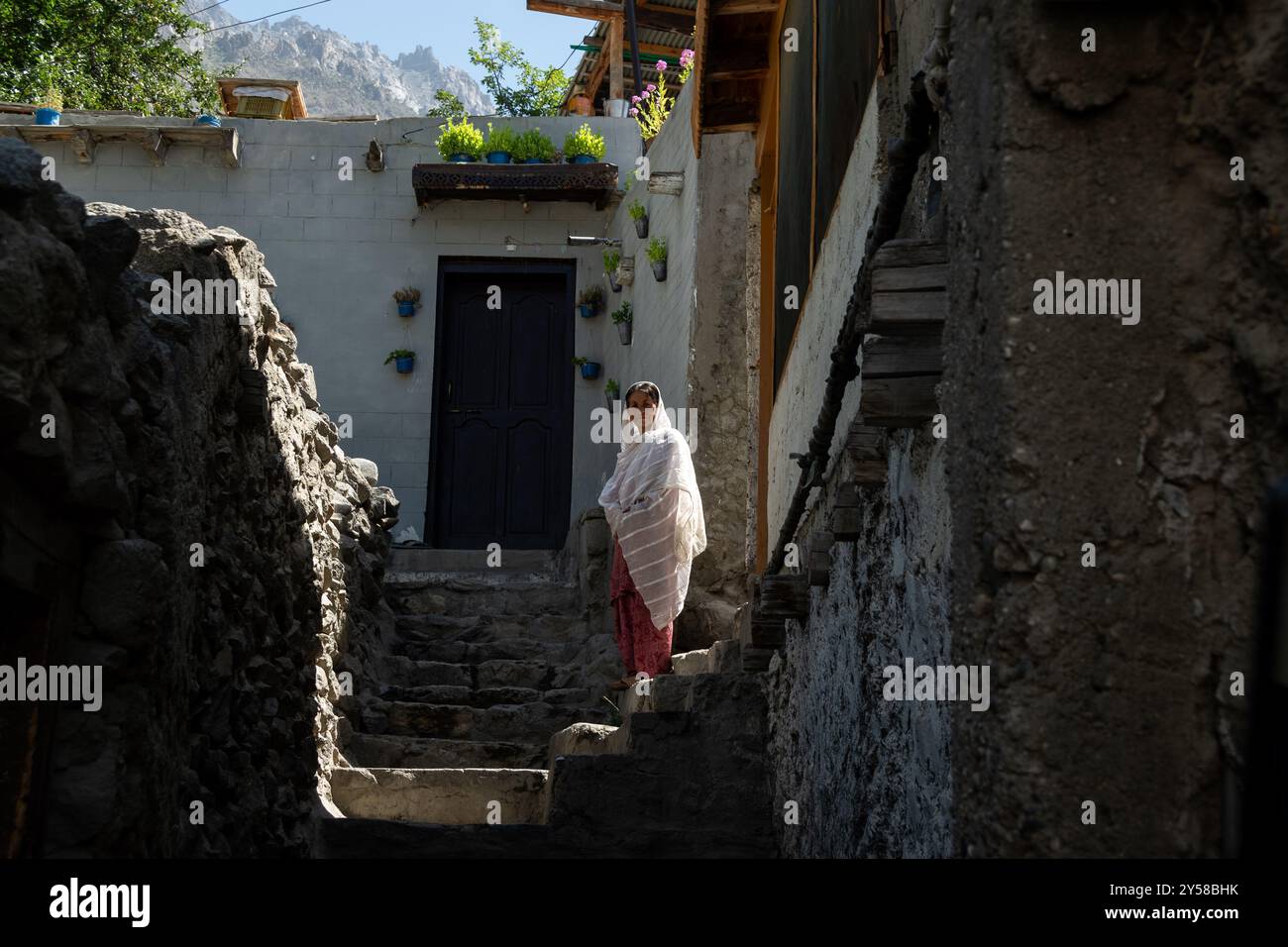 Woman hunza valley hi-res stock photography and images - Alamy
