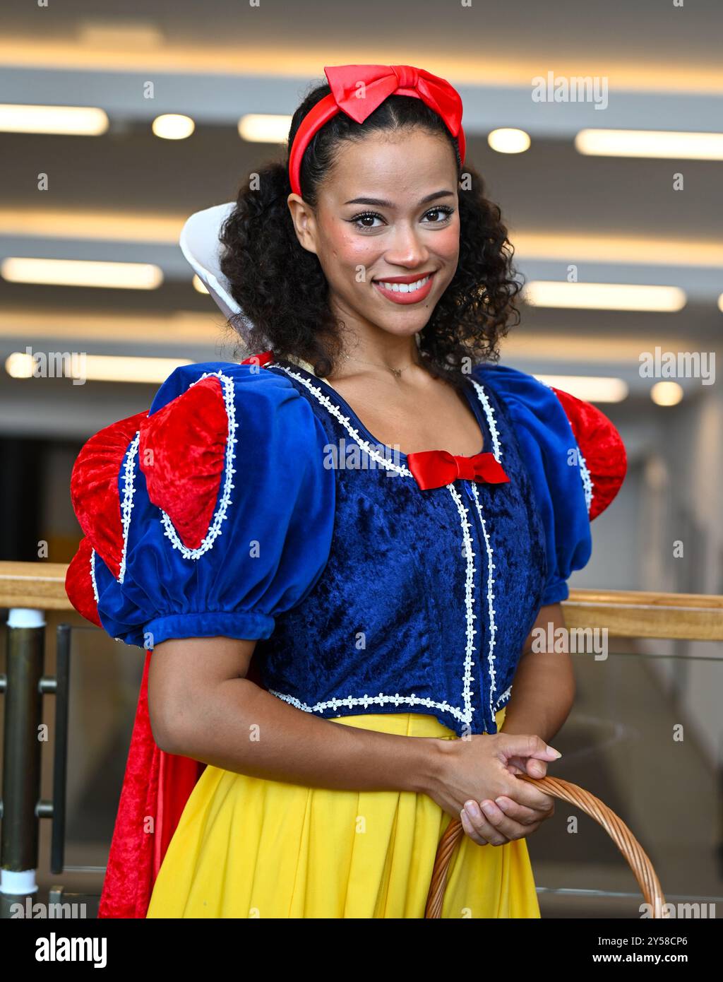 MIA OVERFIELD TO PLAY SNOW WHITE IN THE FAIRFIELD HALLS FAMILY PANTO ...