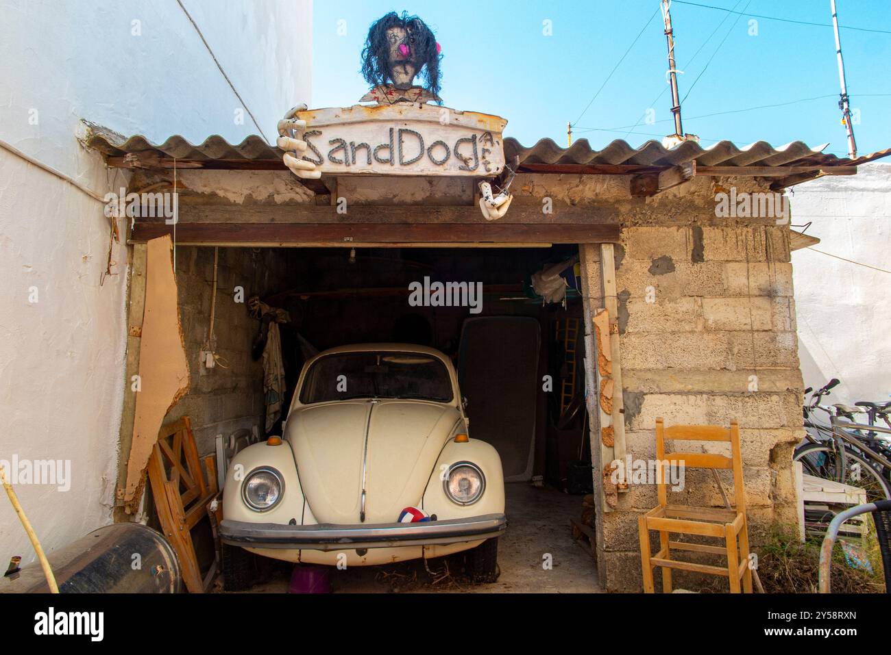 A beautiful old unused VW beetle in a garage Stock Photo - Alamy