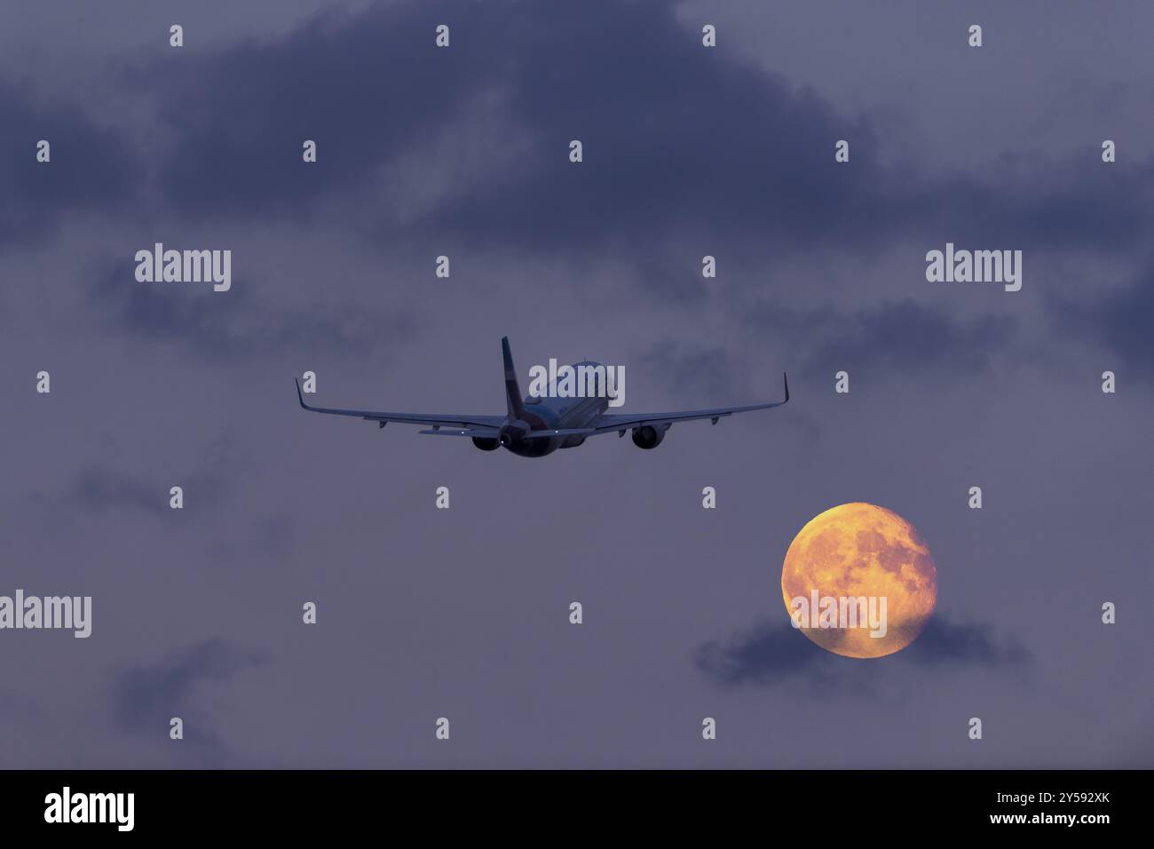 Aircraft through the full moon hi-res stock photography and images - Alamy