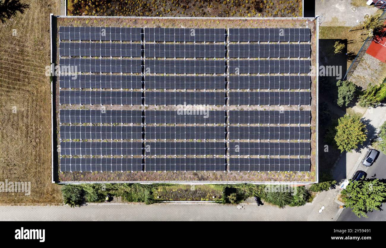 Solar cells of a photovoltaic system on the roof of a building, Berlin ...