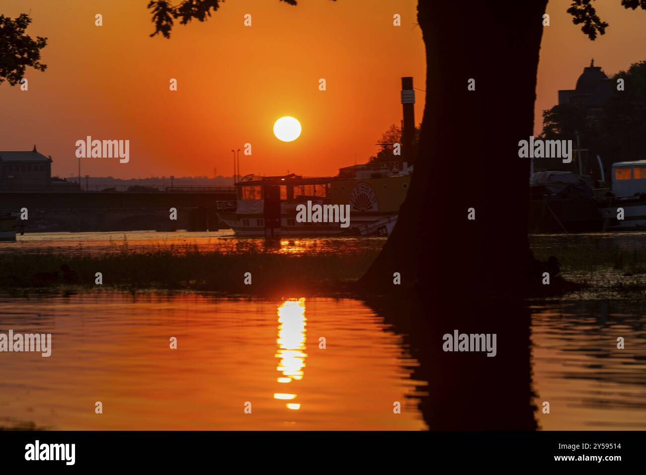 Dusky track hi-res stock photography and images - Alamy