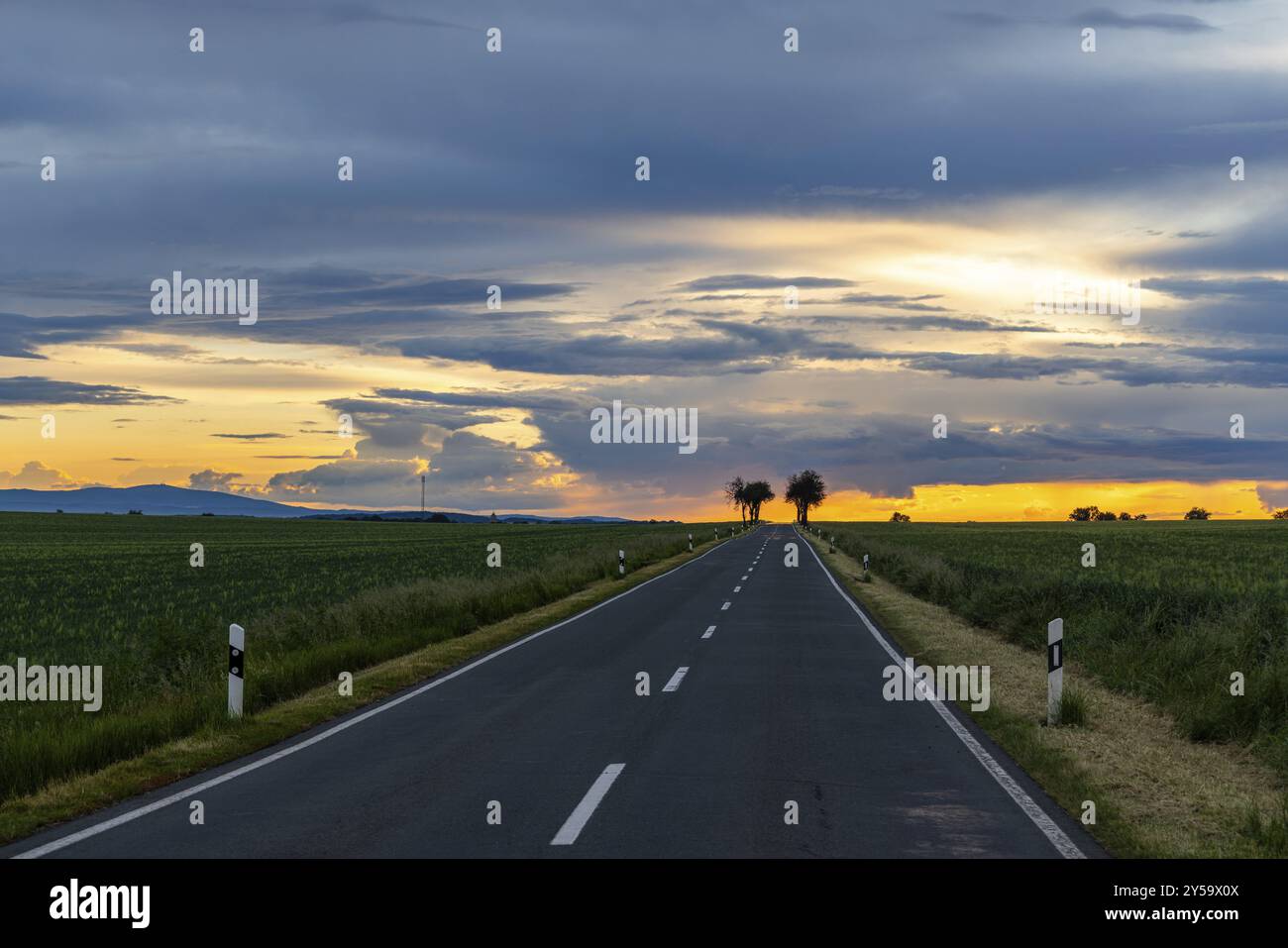 Straight roads hi-res stock photography and images - Alamy