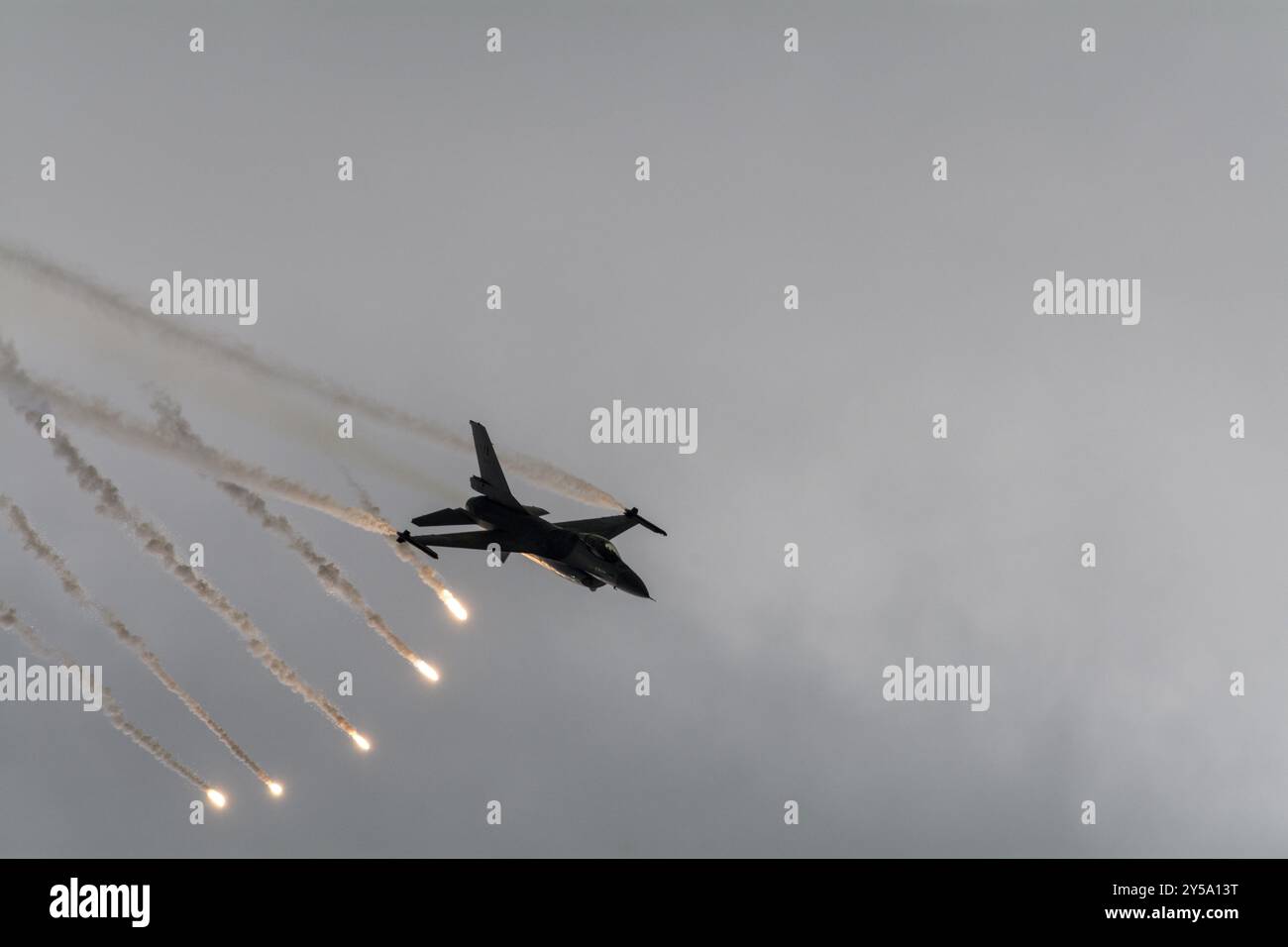 F 16 fighting falcon missile hi-res stock photography and images - Alamy