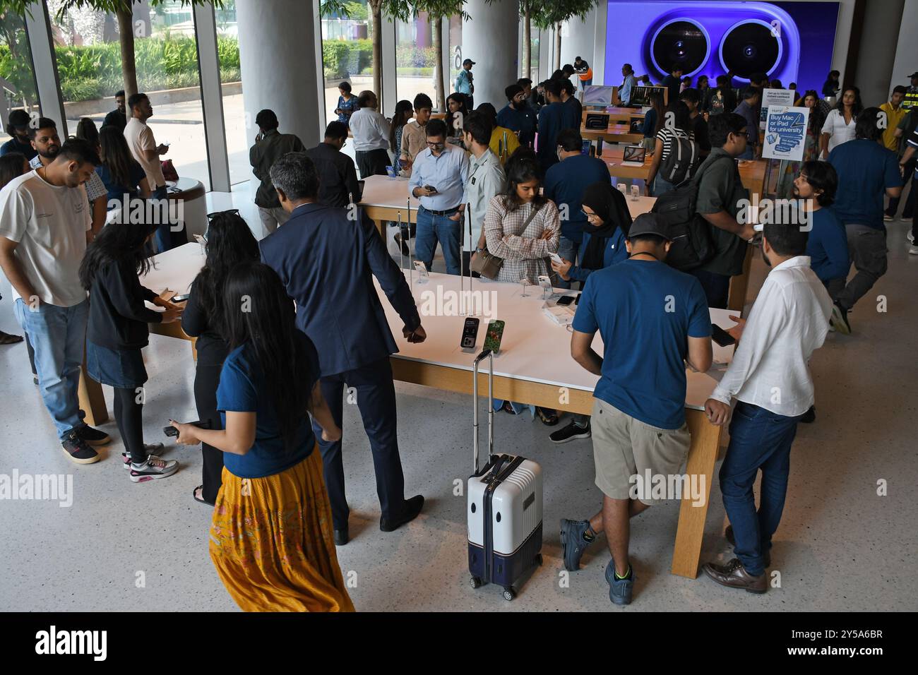 Mumbai, India. 20th Sep, 2024. Customers are seen inside the Apple ...