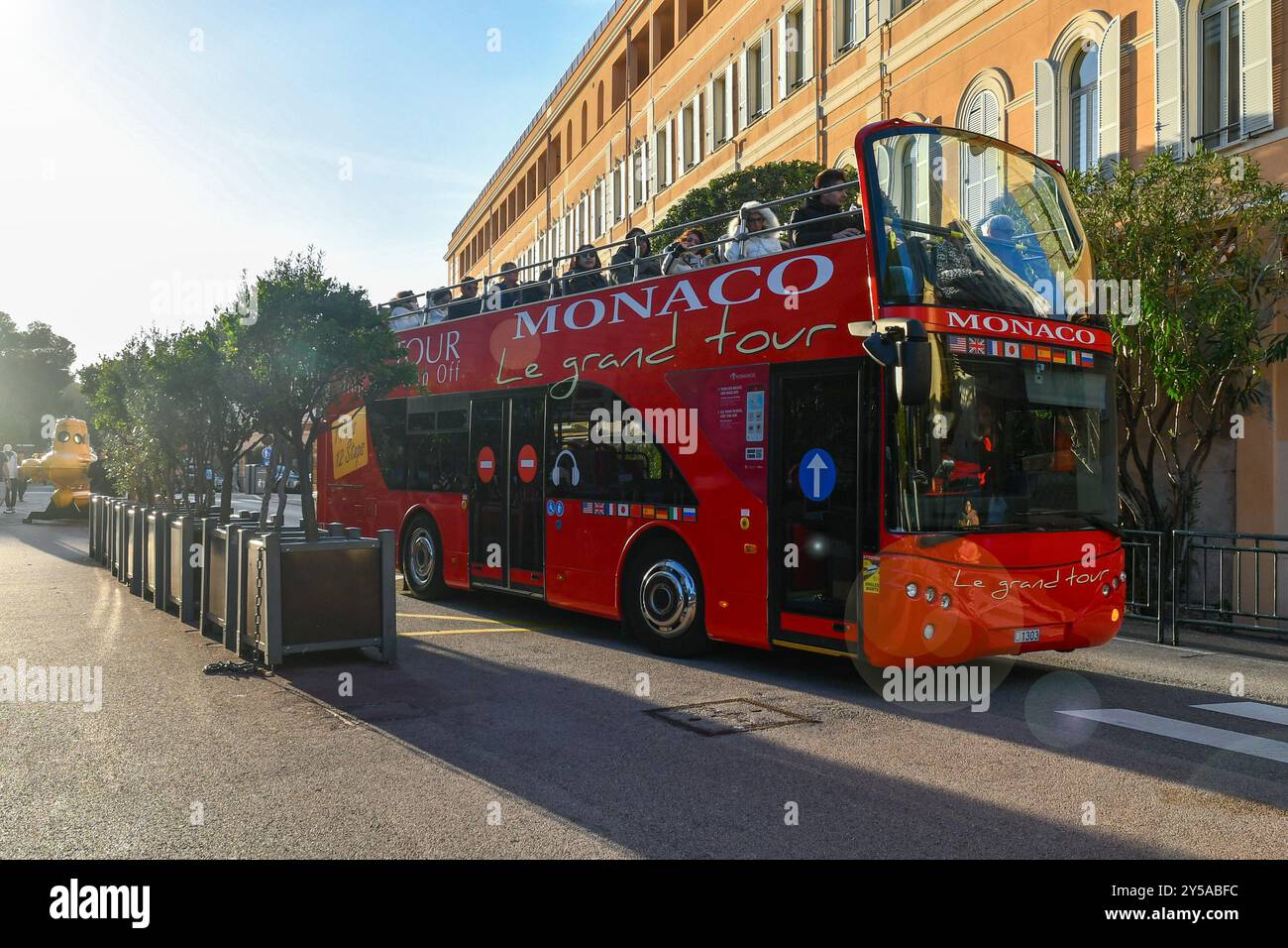 Departing red sightseeing tour bus hi-res stock photography and images ...