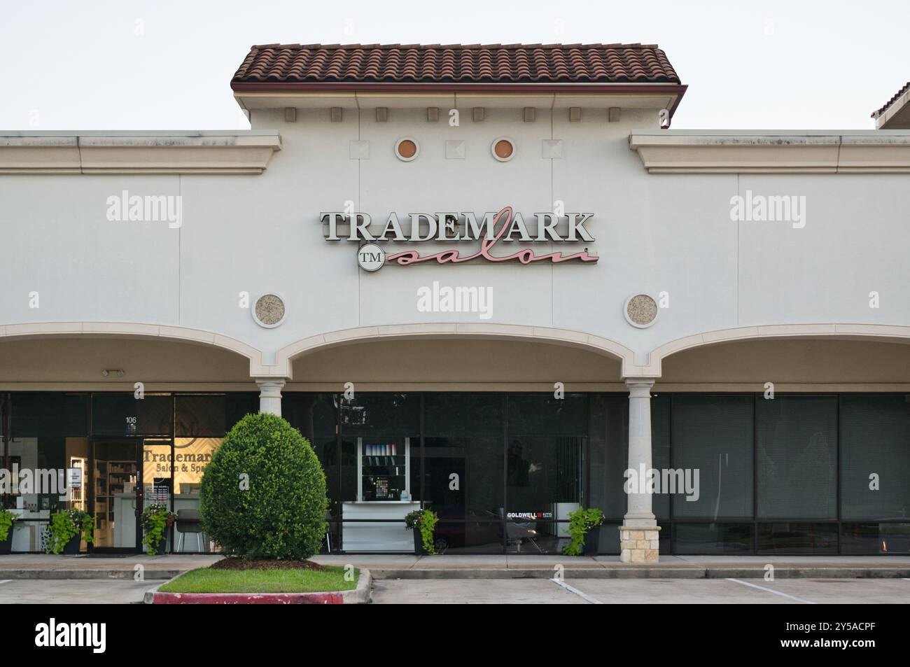 Houston, Texas USA 06-16-2024: Trademark Salon business storefront ...