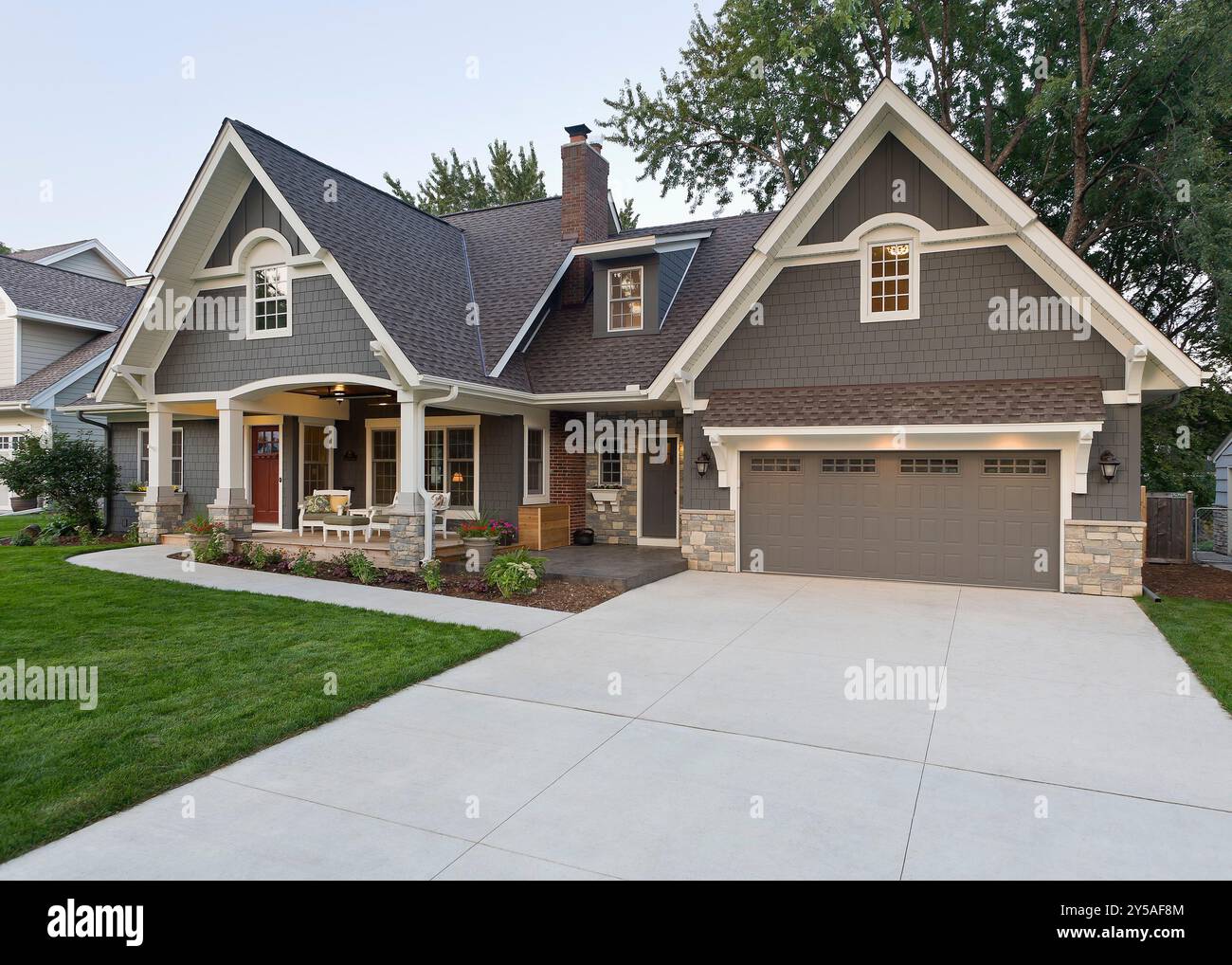 Front yard and gray cedar shingle house with white trim Stock Photo - Alamy