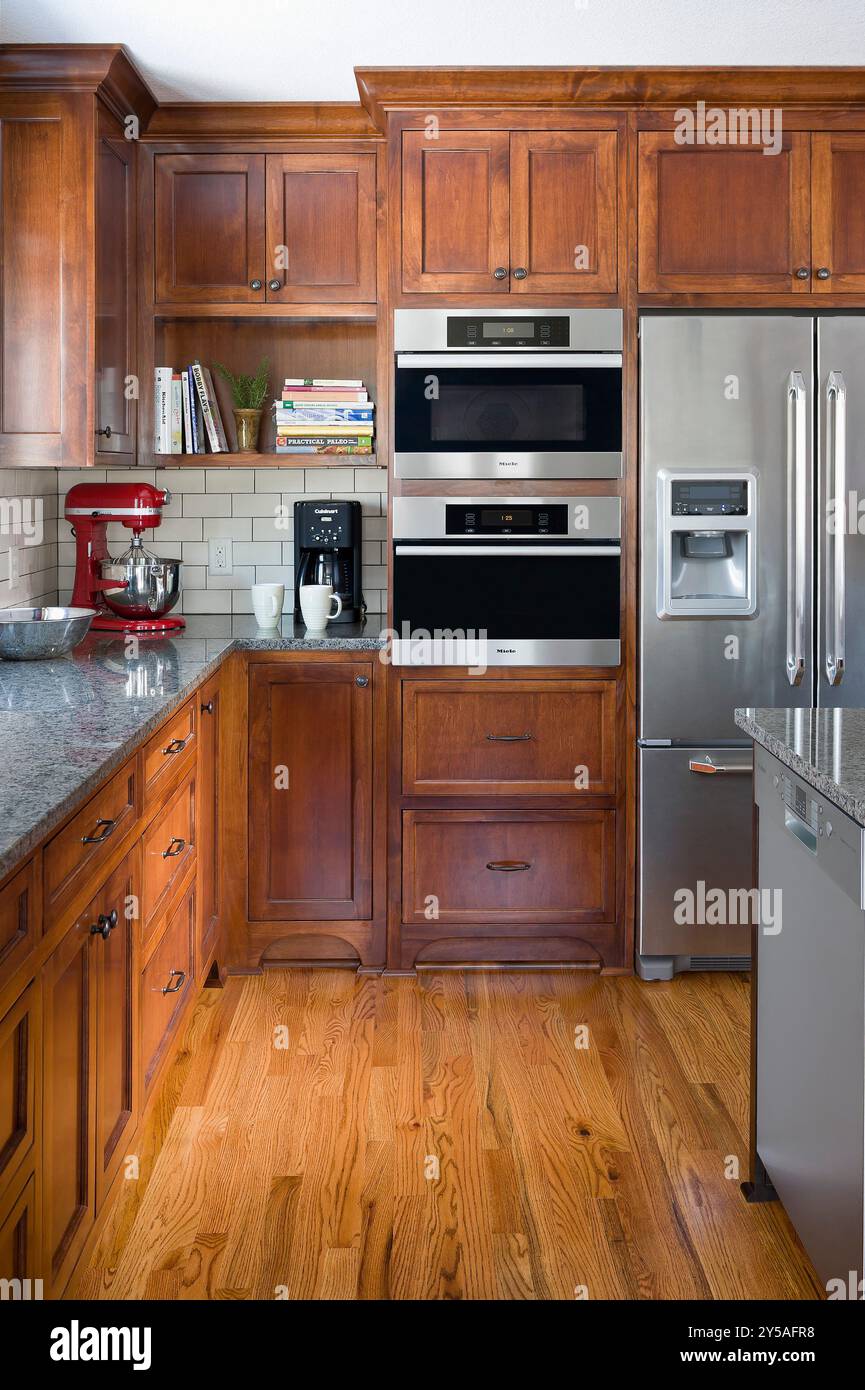 French doors refrigerator with ice and water dispenser hi-res stock photography and images - Alamy
