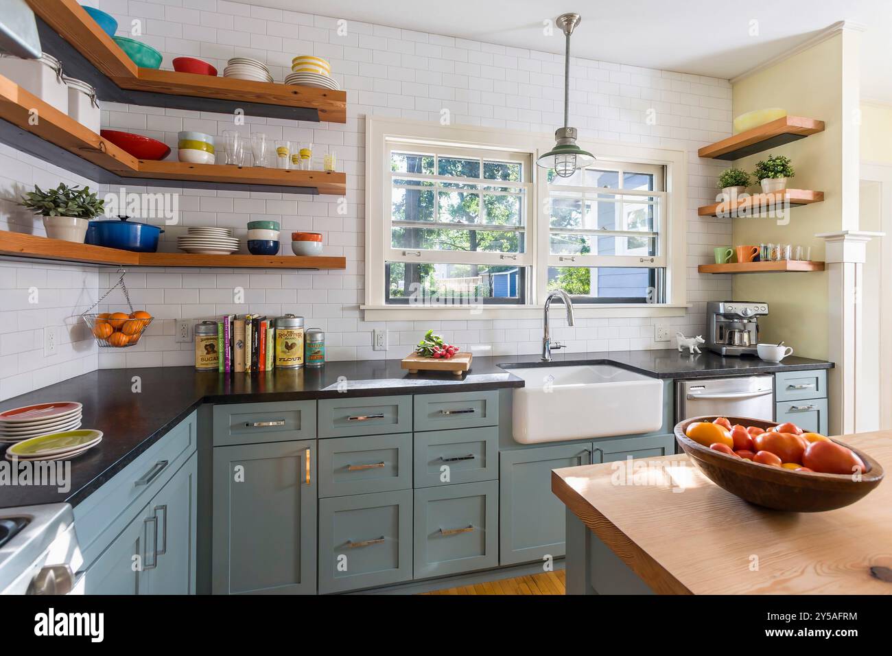 Open shelves wrap around walls hi-res stock photography and images - Alamy
