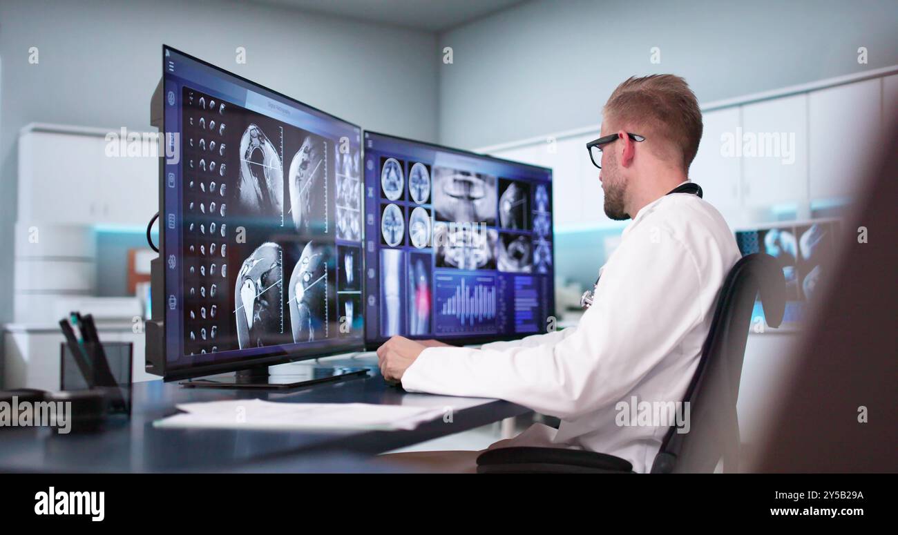 Doctor Screening Knee Bone X Ray On Computer Stock Photo - Alamy