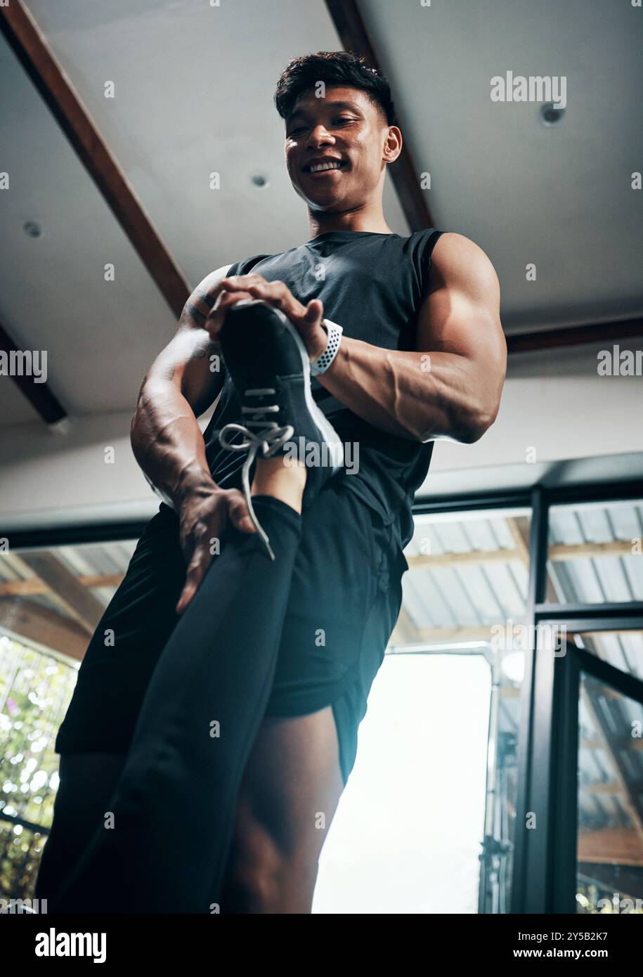 Personal trainer leg help hi-res stock photography and images - Alamy