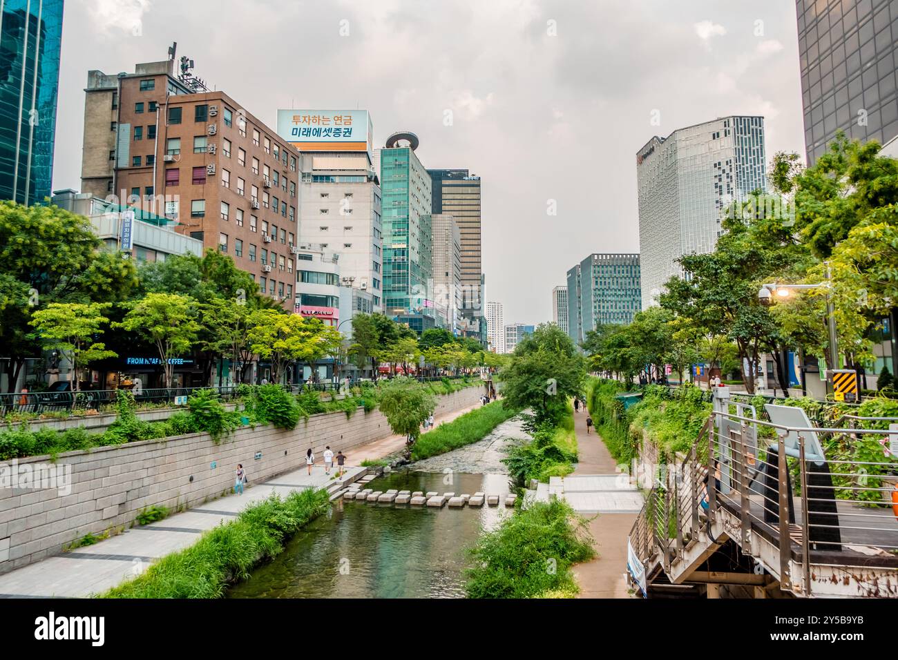 Cheonggyecheon river restoration seoul hi-res stock photography and ...