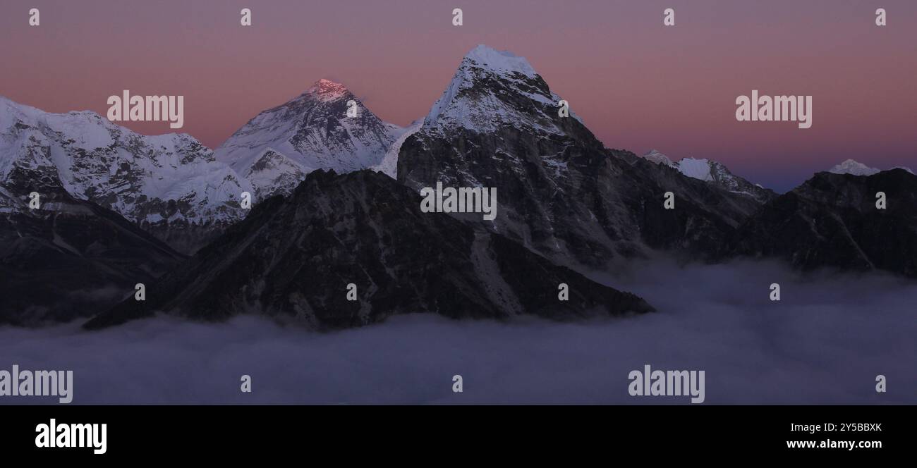 Sunset over everest mountain hi-res stock photography and images - Alamy