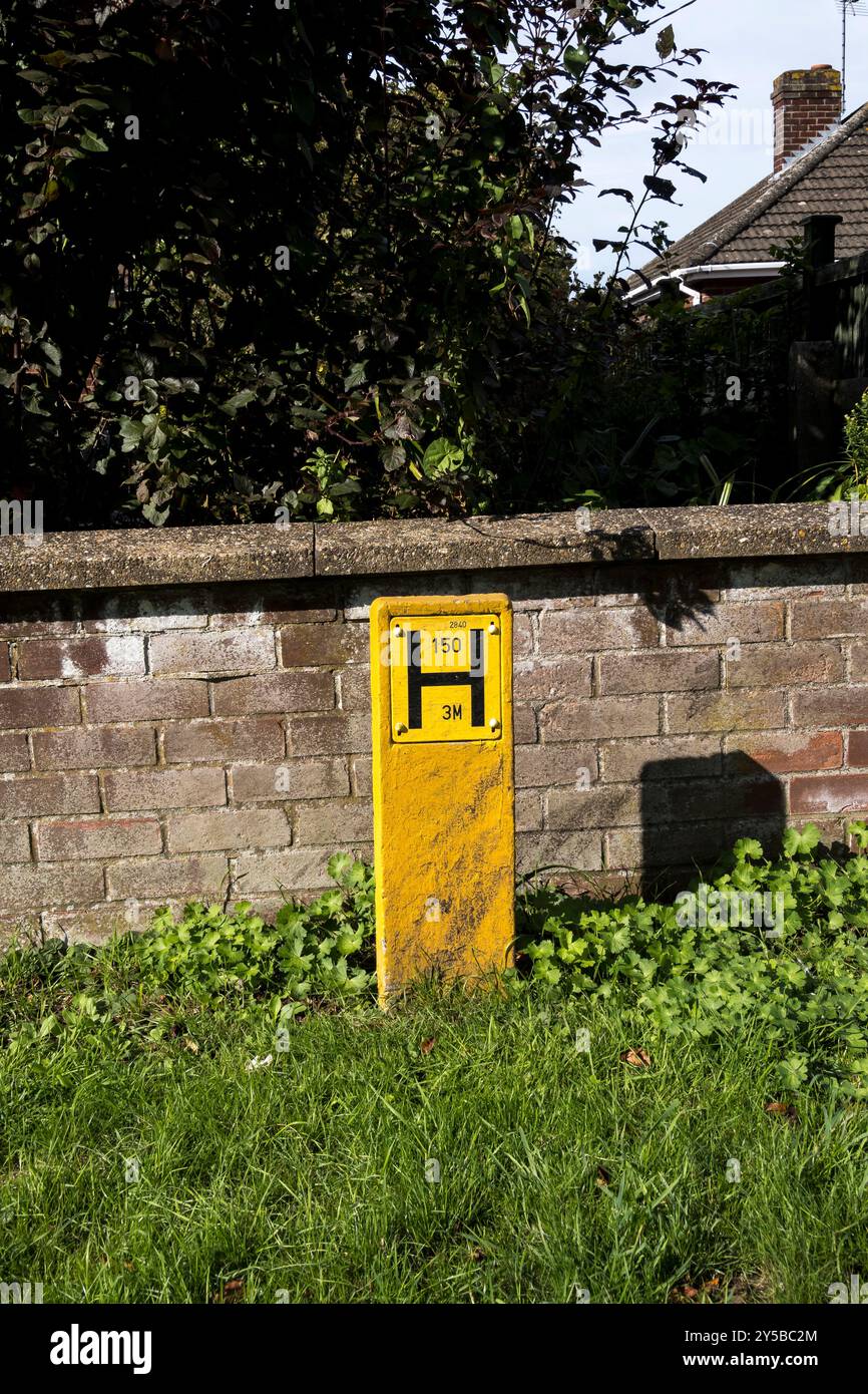 Fire hydrant sign at roadside Stock Photo - Alamy