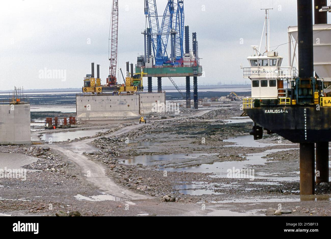 Lampson trans lift jacked up on platform Stock Photo - Alamy