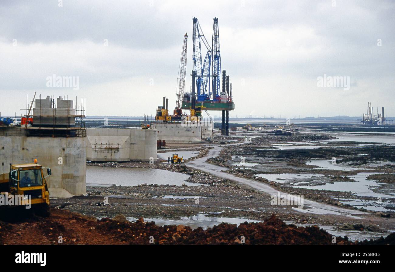 Lamson reans-lift crane on jack up in position to lift another casson ...