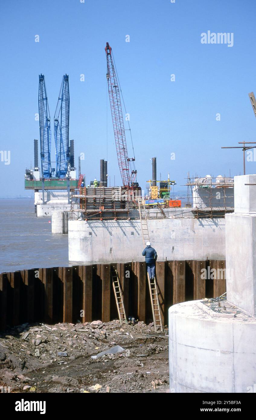 Lamson reans-lift crane on jack up in position to lift another casson ...