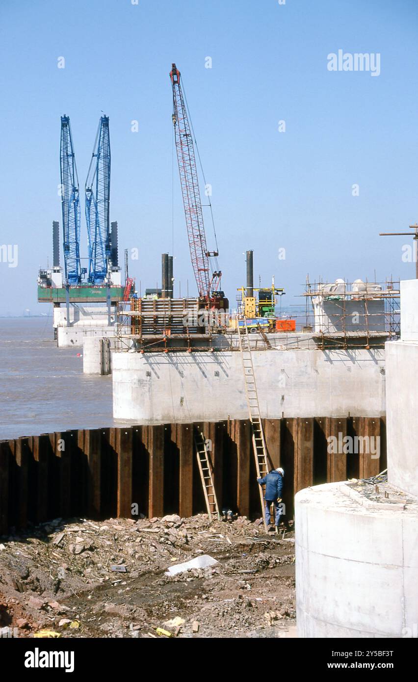 Lamson reans-lift crane on jack up in position to lift another casson ...