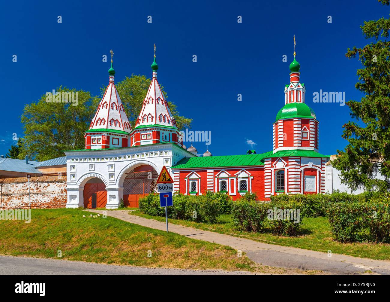 The Saint Golden Gates of Rizopolozhenskiy Monastery, Suzdal, Russia ...