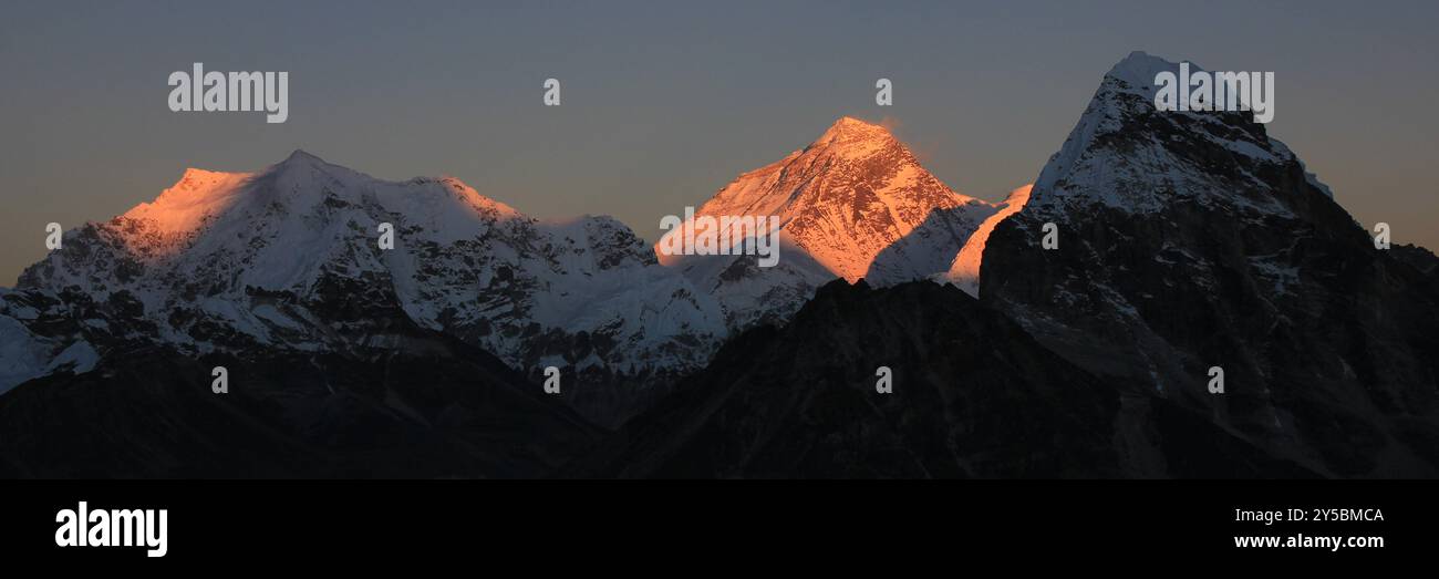 Mount Everest in autumn at sunset, nature header Stock Photo - Alamy