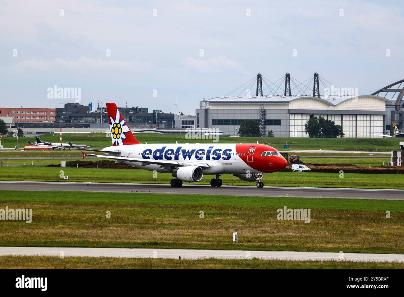 Stockbilder 09/2024 Edelweiss Air Flugzeug auf dem Hamburg Airport ...